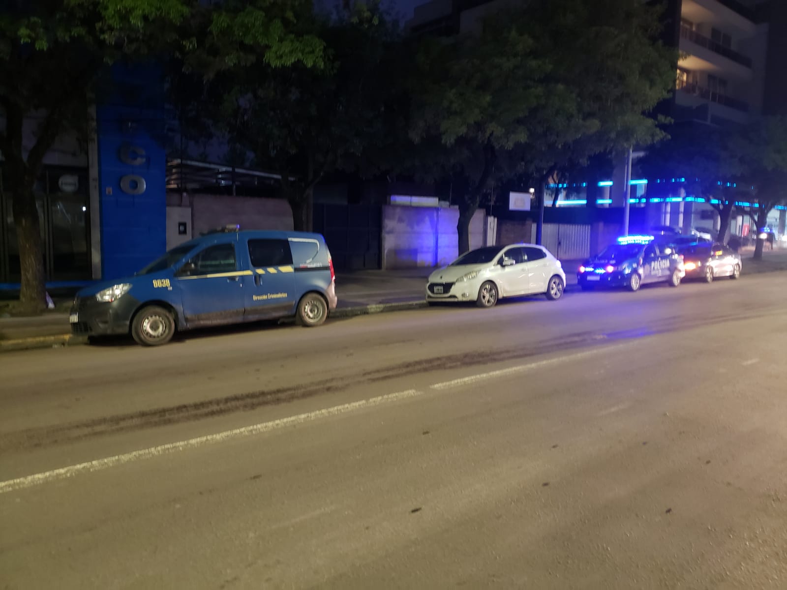 Robo en Bv. Hipólito Irigoyen al 800. La policía trabaja en el lugar ...