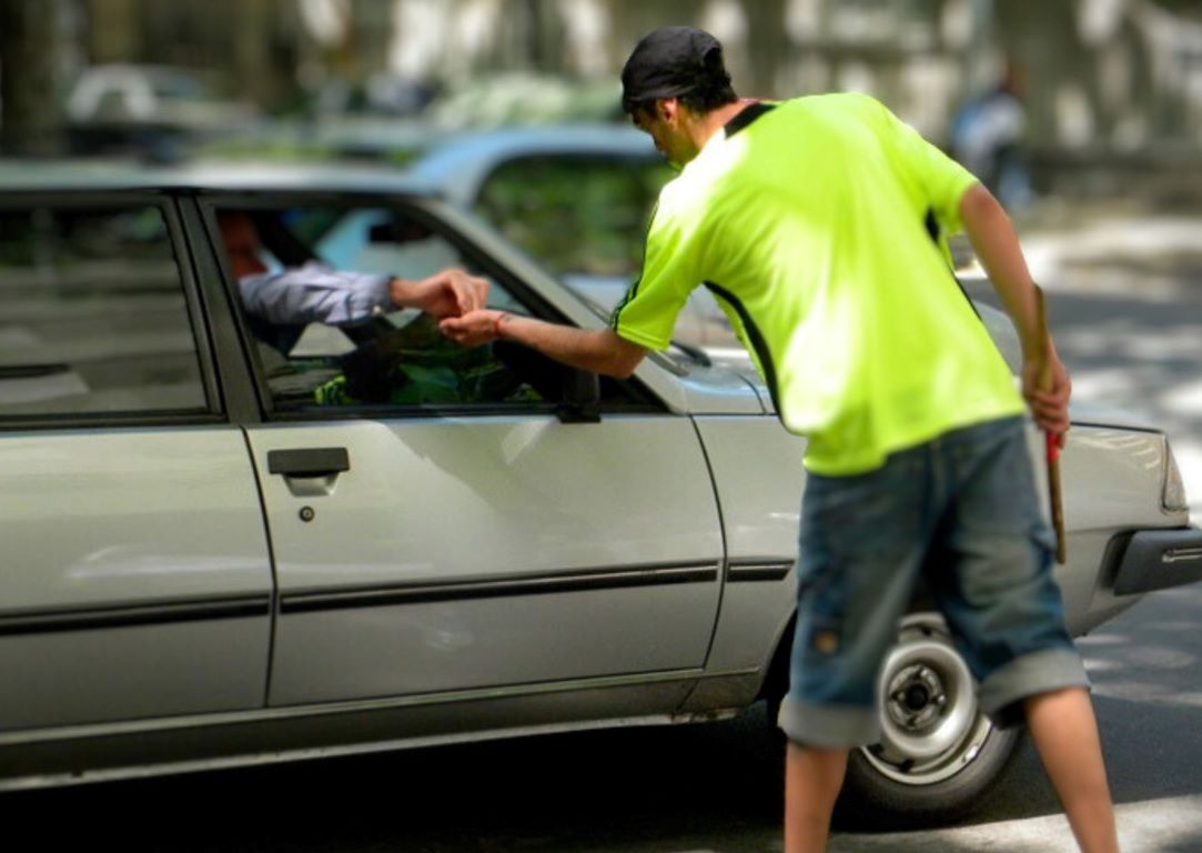 "Si no les das plata, te rayan el auto": una vecina denunció la ...